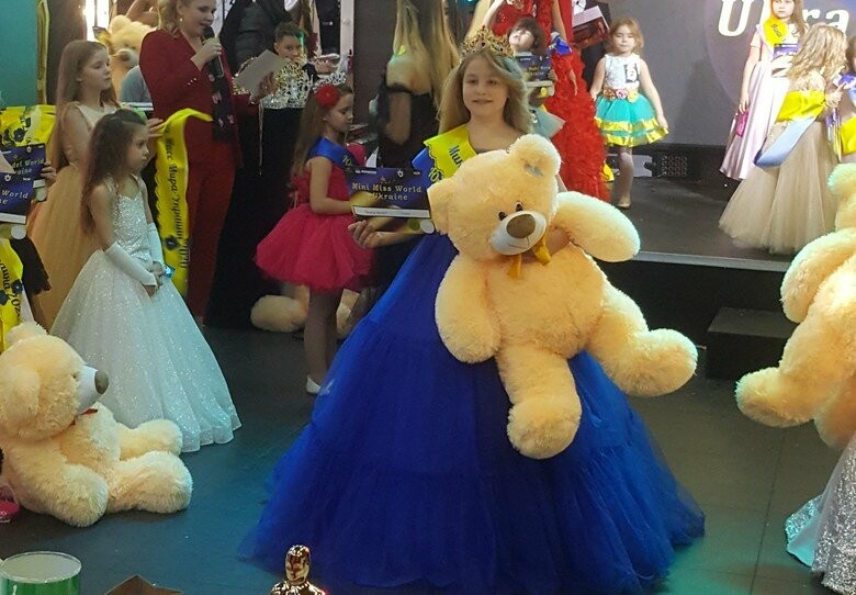 10-річна модель із Полтави стала володаркою титулу «Mini Miss World ...